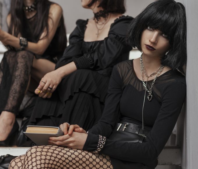 Goth vs Punk: What is the difference between them - Blog Gthic